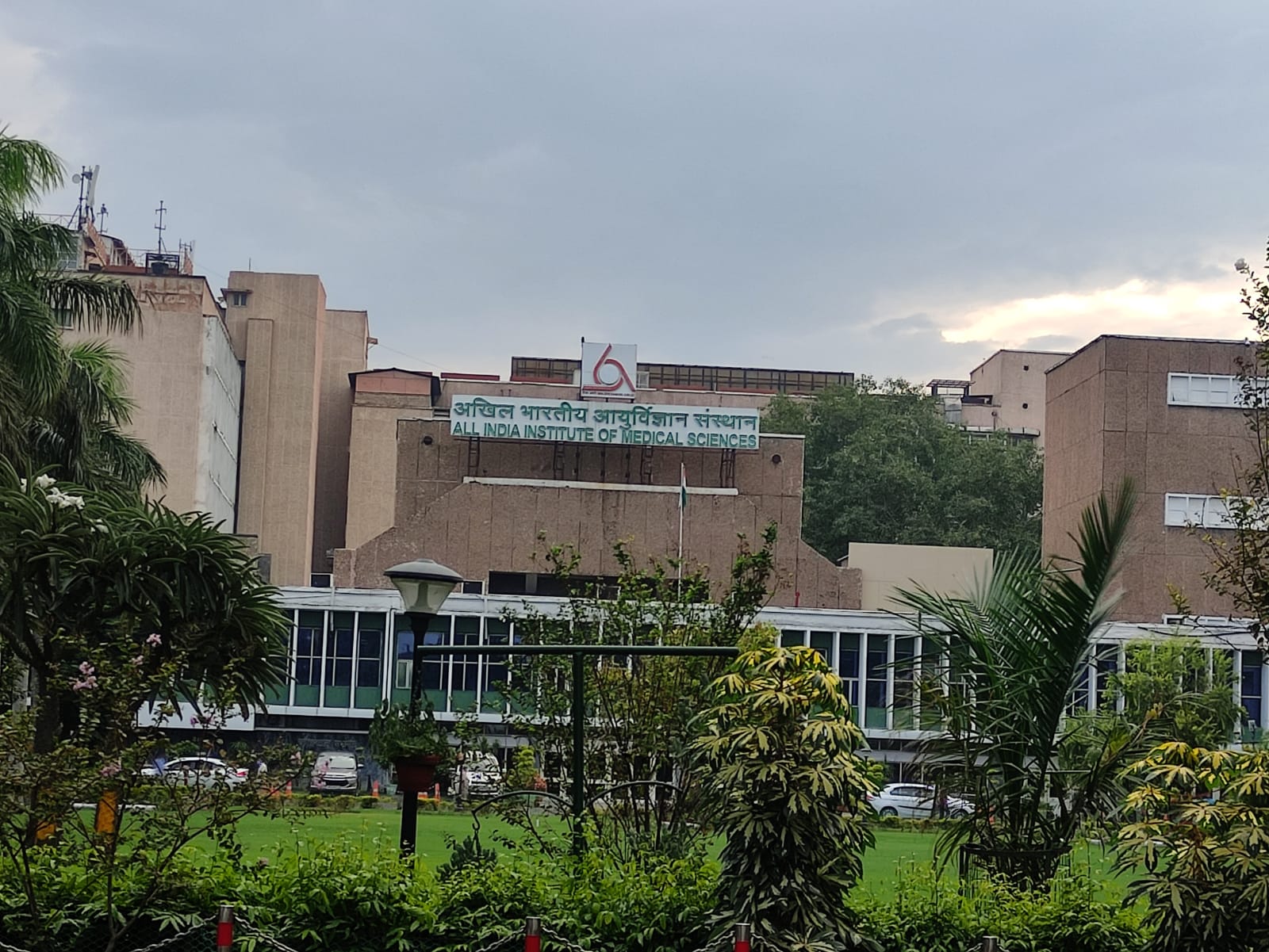 AIIMS in Delhi crowded; Patients wait endlessly - The Raisina Hills